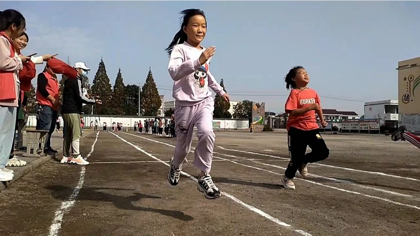 同学们参加国家健康体质测试省级监测