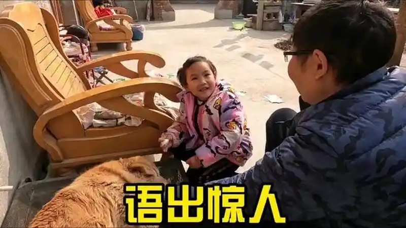 金毛皮皮受伤直掉泪,爸爸让四岁女儿来安慰狗狗,结果却哭笑不得