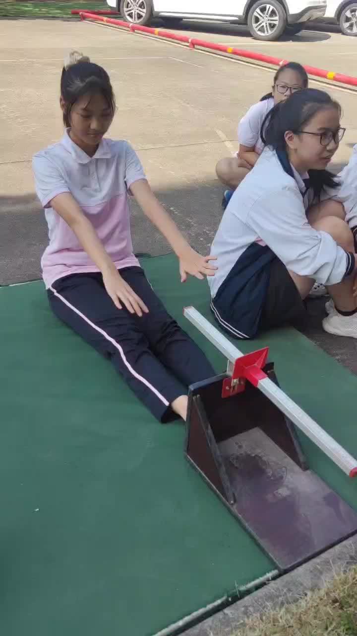 坐位体前屈动作要领及方法:练舞蹈的同学果然做的标准到位