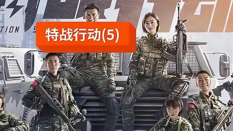 交警正在查酒驾,突然一位司机发狂,不顾阻拦撞向一群交警