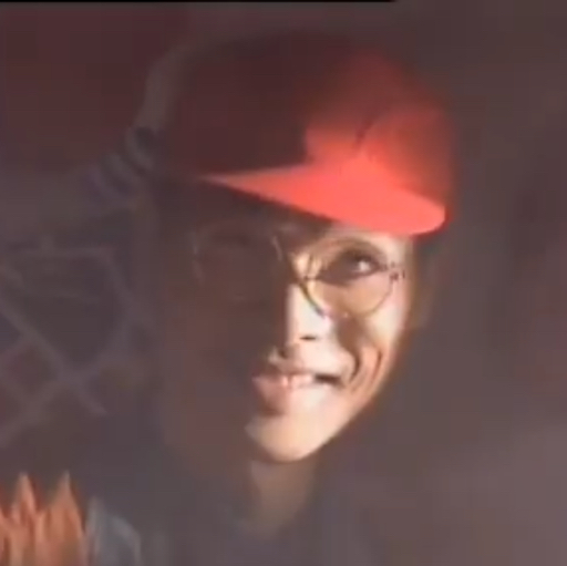露出笑容的神秘男子 