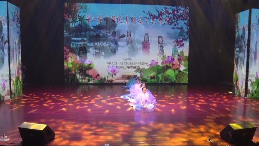 青蛇初入人世,那迷茫与好奇的神 态舞蹈《青蛇》