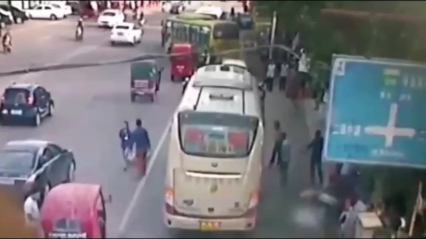 交通安全事故案例警示:一辆小轿车突然失控,在接连撞到两辆车后