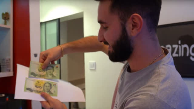 小哥将纸币放在打印机上复印,纸张上会出现什么?网友:也不敢.