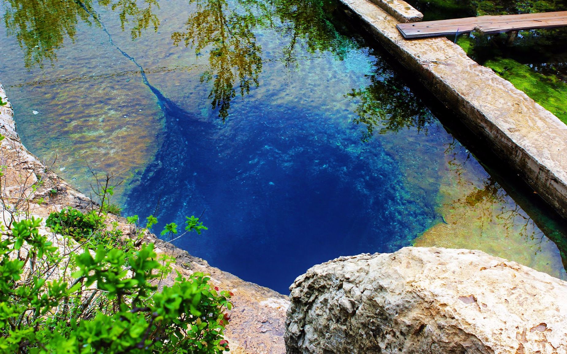 世界最恐怖夺命水潭,深不见底夺去12条人命,游客却还争相往下跳