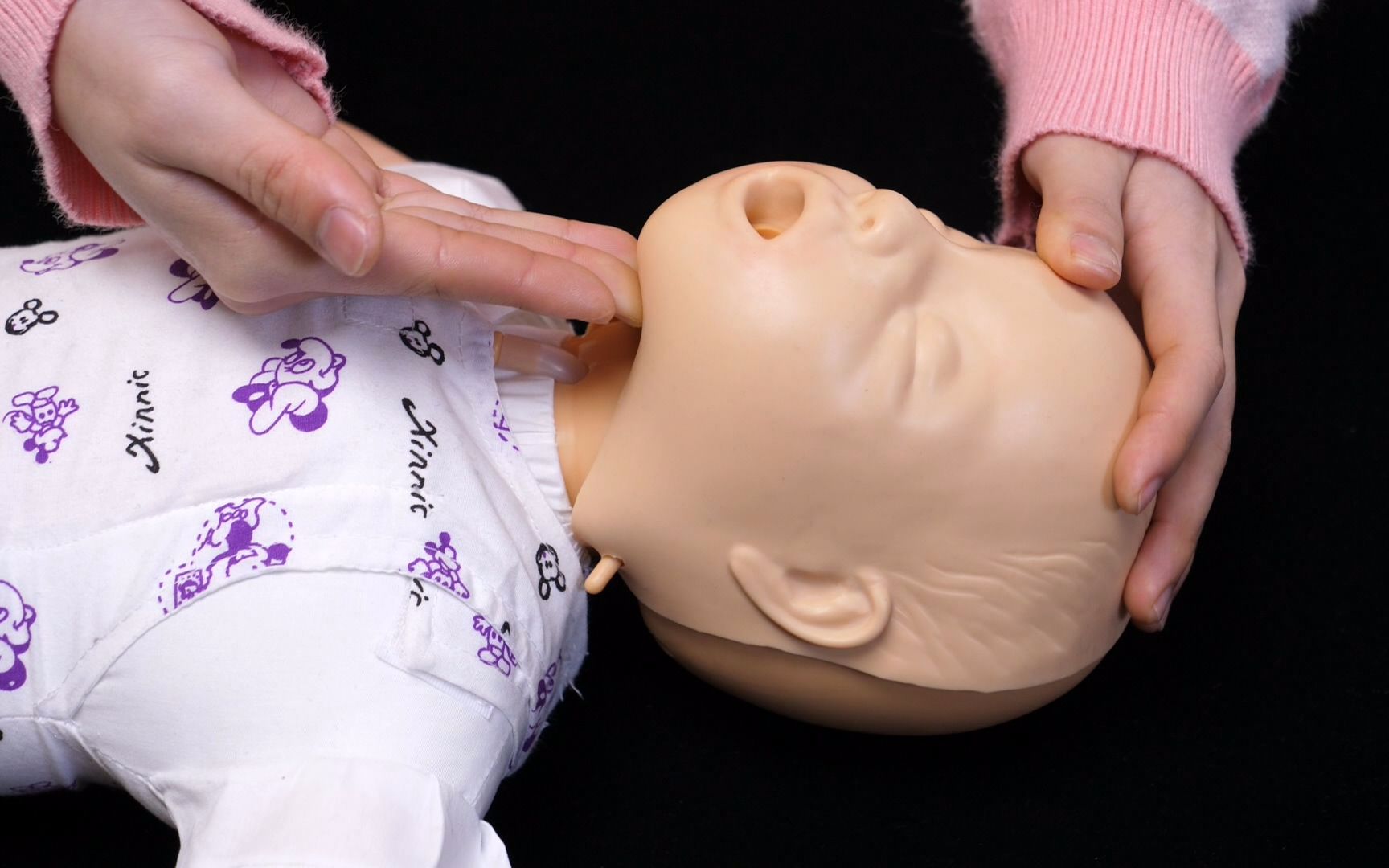 孩子被异物卡住喉咙怎么办?教你海姆立克急救法,关键时刻能救命