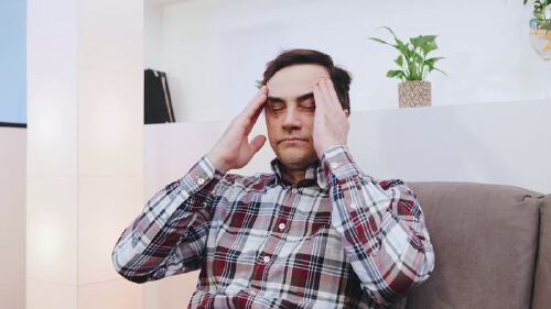 突发头晕恶心别硬扛!6大诱因全解析,5步急救法关键时刻能救命