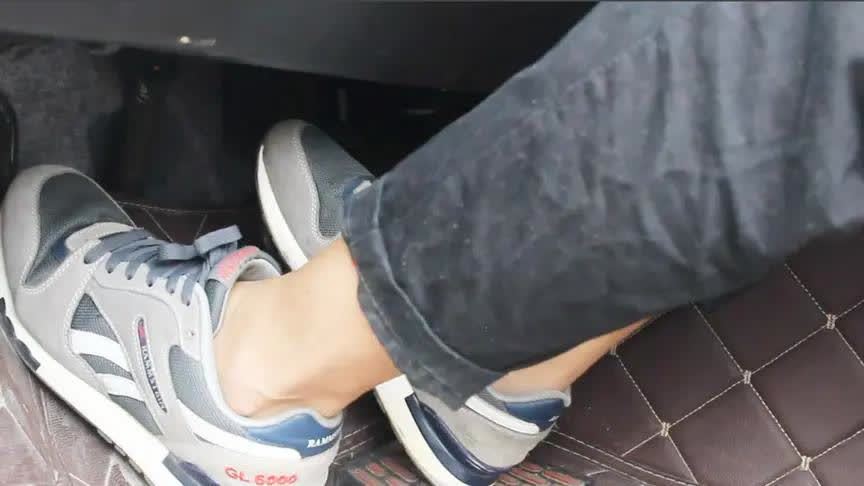 为什么有的司机在手动挡汽车点火的时候会踩离合?