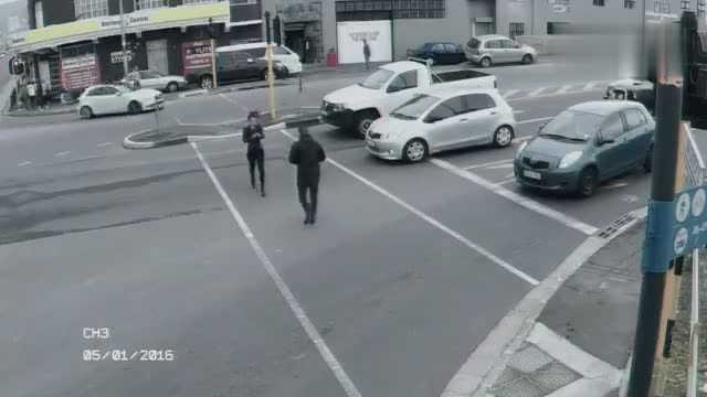 这个提醒行人走路不要看手机的公益片真的很赞,看到最后