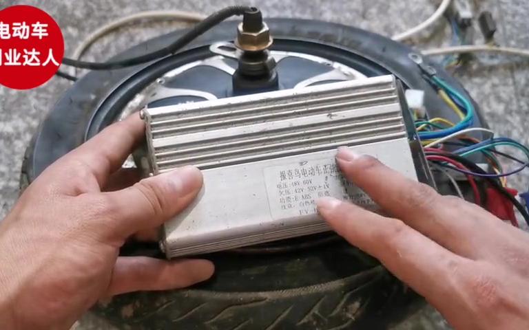 电动车原装控制器和万能控制器,安装哪个更省事?这下知道了