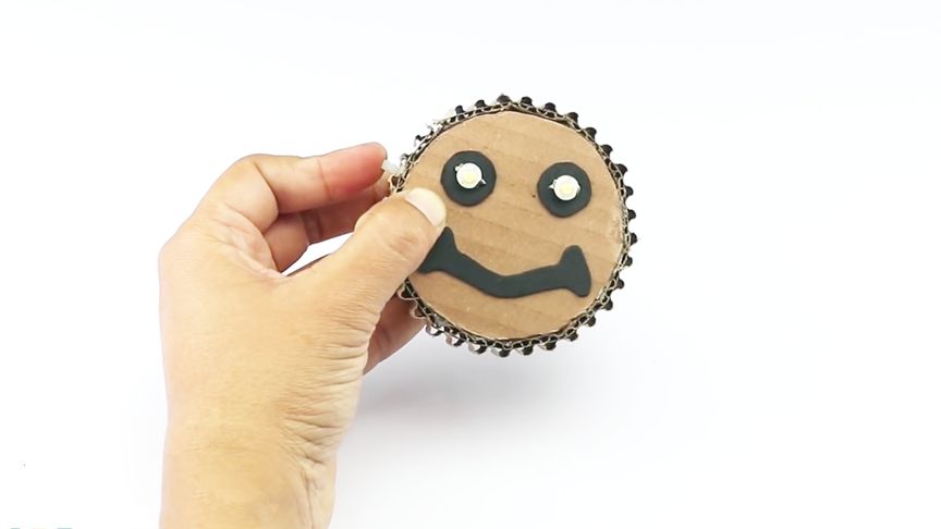 小伙自制LED灯,装在门后面,开门灯就亮关门灯就灭