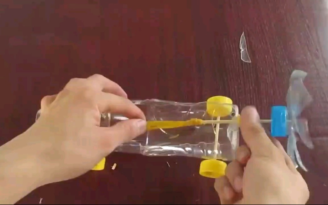 【手工】用矿泉水瓶子diy一个小车,无需电池