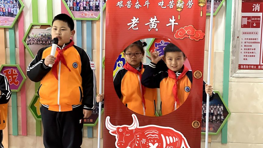 雪迎春归！山东多地中小学生迎开学第一课 唱响“红色主旋侓”