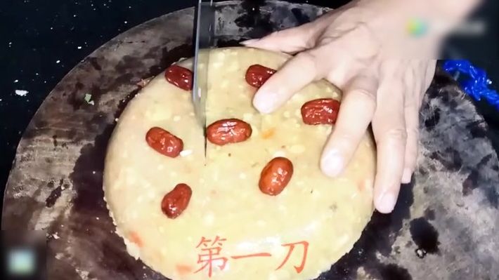 这块圆糕只许切3刀变成7块,每块有1颗红枣,我是这样切