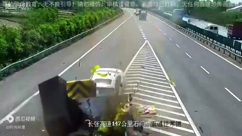 女司机驾车撞高速石墩,车辆瞬间飞起,女司机娇羞:这都要怪他!