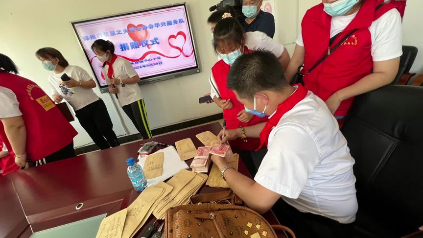 因为小时候家里贫困被社会资助过,现在组织爱心志愿者