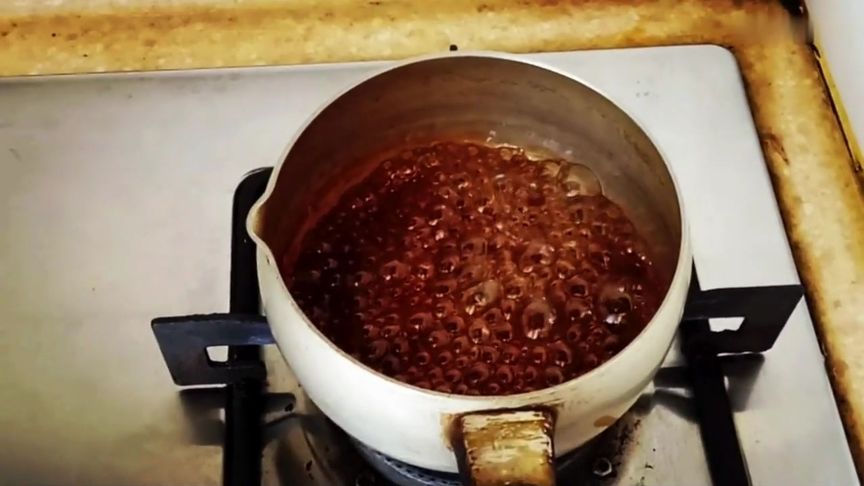 把维他柠檬茶倒进锅里熬成黑色糖浆,吃上去有点大自然的味道