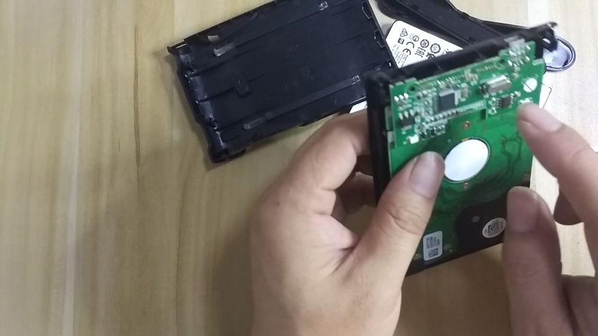 拆解日立250G的移动硬盘,扩容到1T,硬盘接口都是串口的