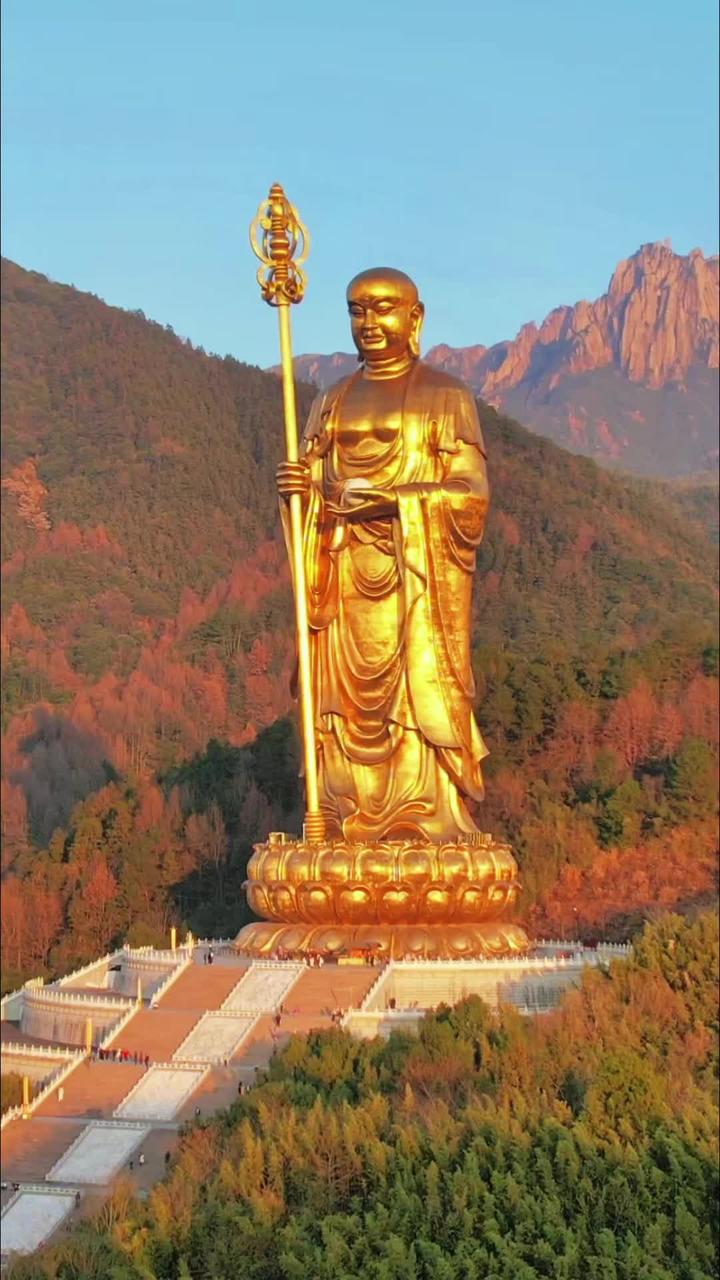 安微九华山地藏王菩萨铜像,总造价十五亿,耗时十年建成,通高九十九米,...