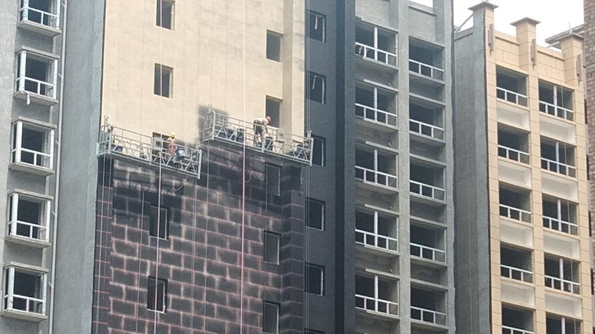 兄弟喷外墙真石漆,包工干每天挣1000块,再苦再累也值了