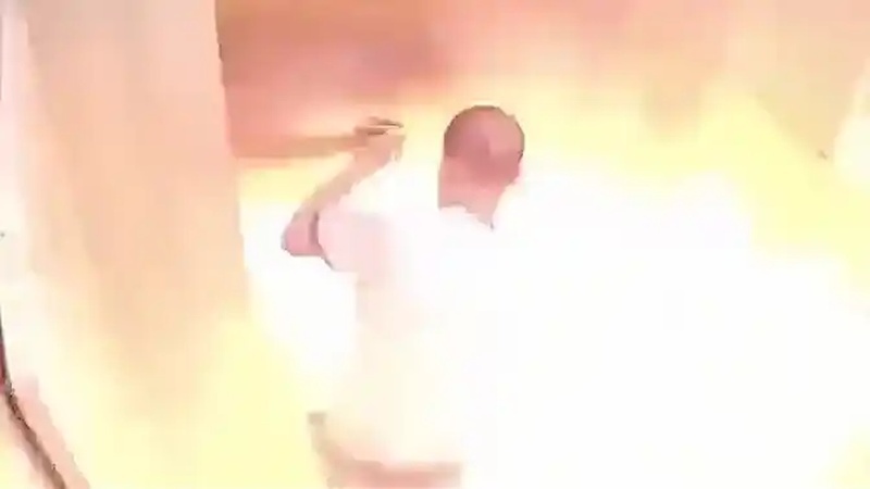电池爆炸的威力有多大,男子才刚提着电瓶进入电梯,意外变发生