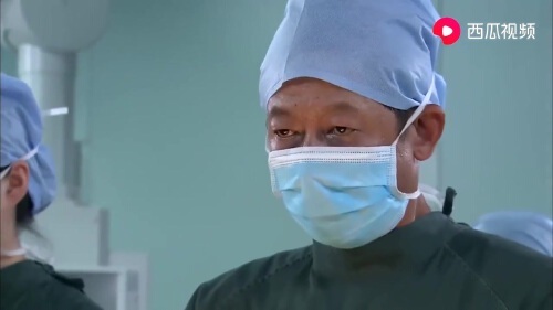 感动生命:医生为救小患者,拖着病体做手术,直接晕倒在手术室里