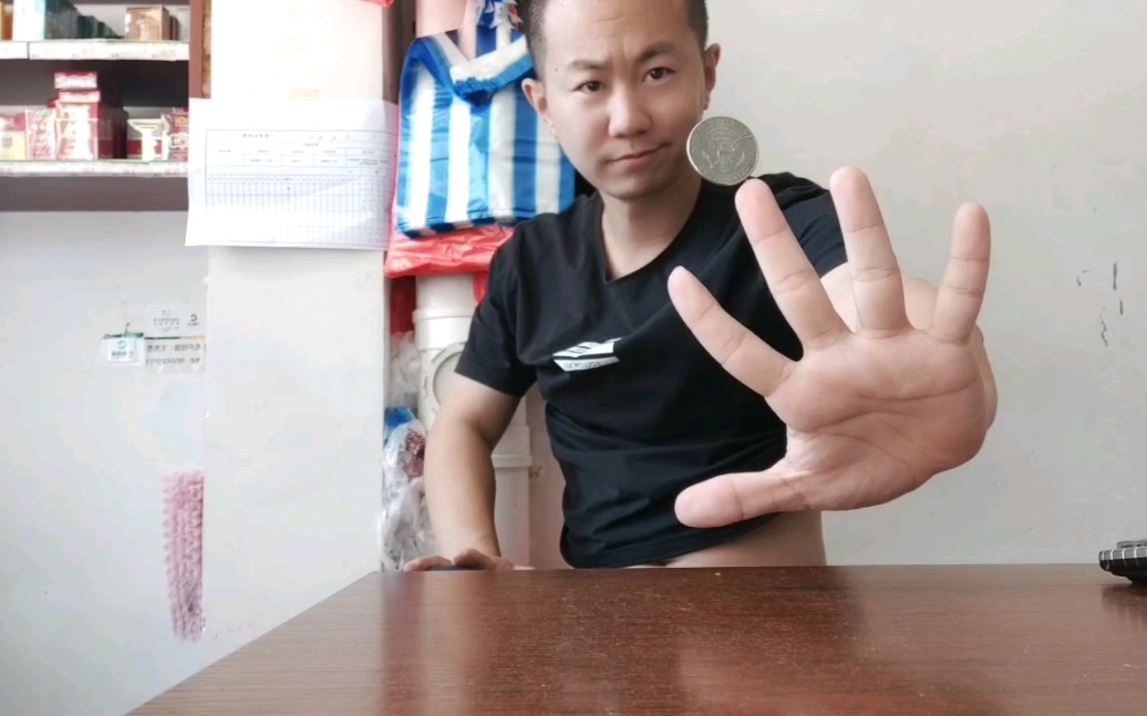 硬币可以立在手指尖上,还可以跳跃旋转,