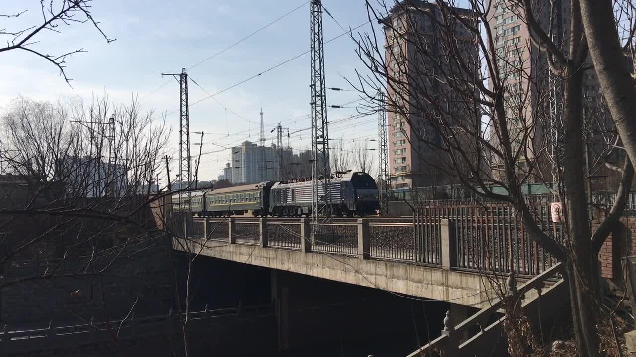 春运临客3604次,重庆北~北京西,D2B本务,全列YW、YZ25B+2节带加强...
