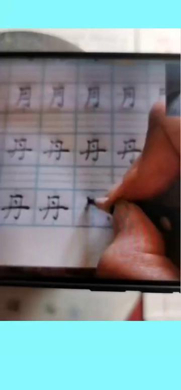 一对一视频看着孩子练字专心专注硬笔书法,练字