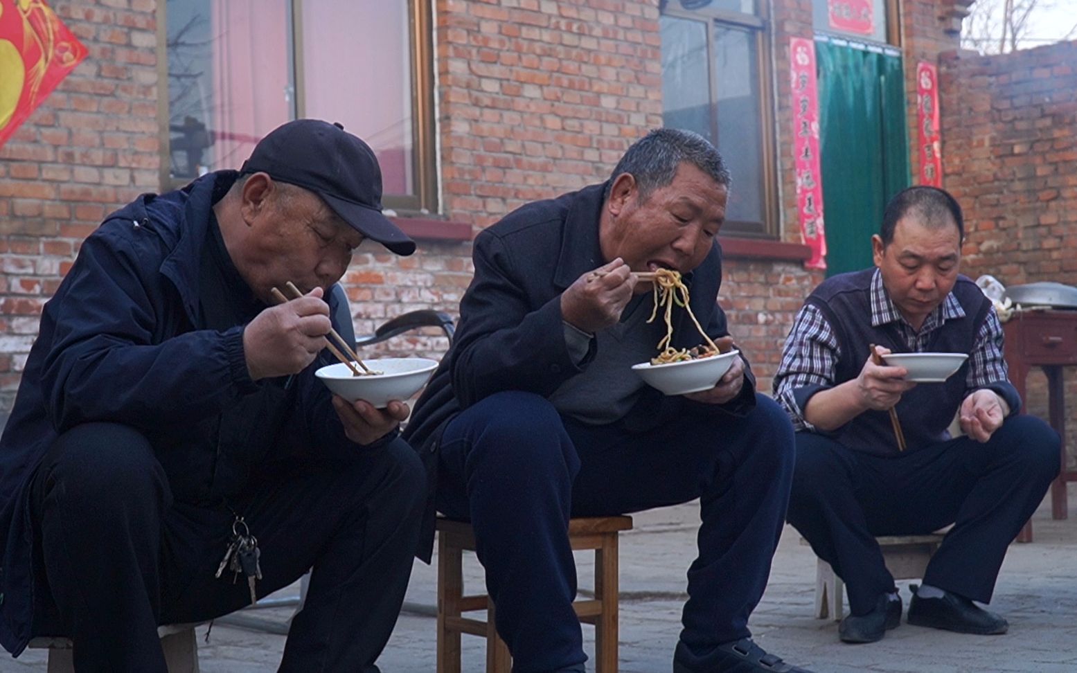 大伯爱吃“海参炒面”,阿远用料十足,红极参一次吃个够