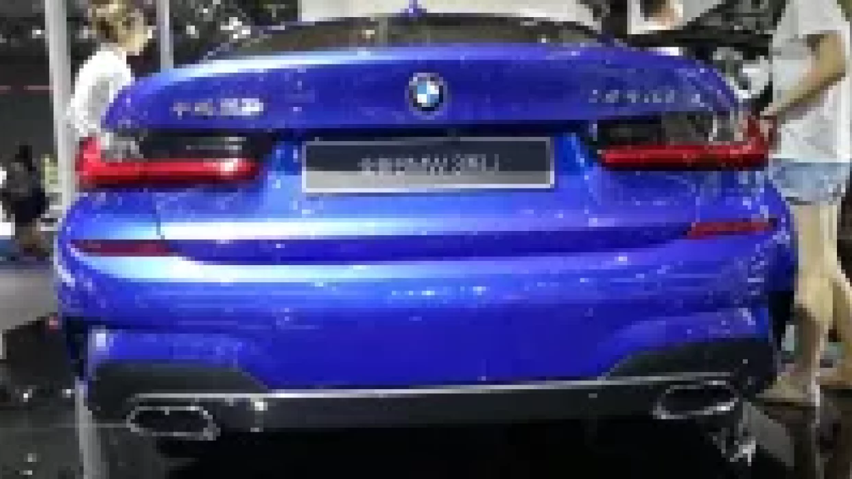 全新BMW 325Li后备箱空间足够大,配置电动尾门,提升豪华新标准
