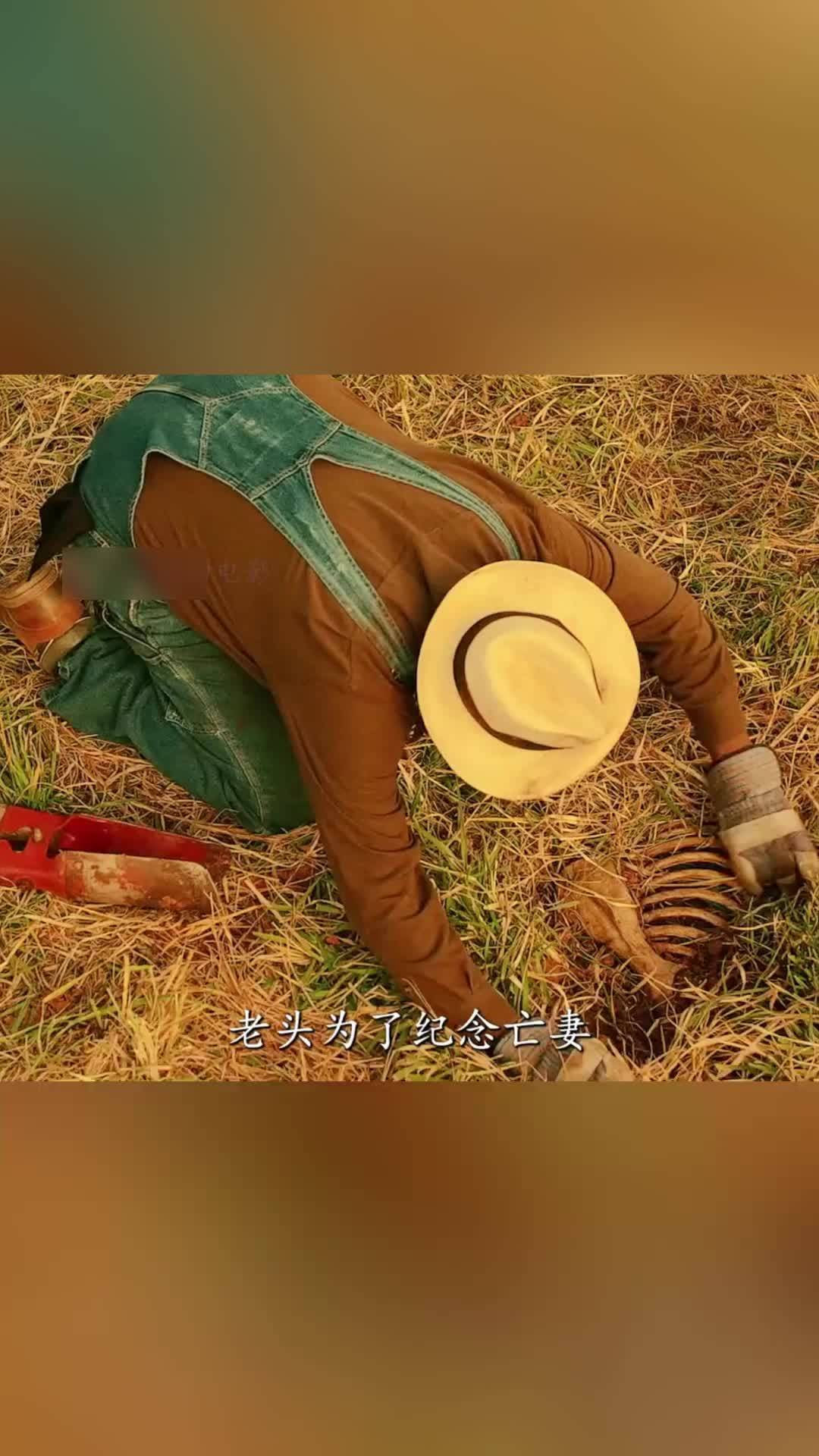 男人将亡妻做成稻草人,没想到稻草人竟然活了过来