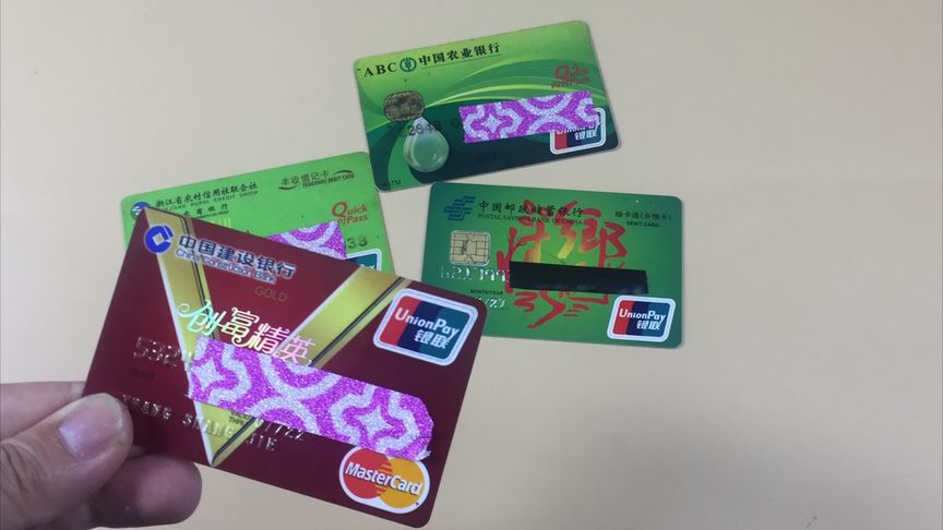 银行卡要不要开通短信,多亏银行柜员提醒,好多人还不清楚