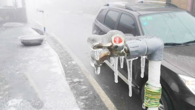 冬天水管容易冻,姑娘教你两招,轻松解决烦恼,多冷水管都不上冻