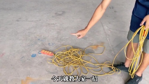 把废弃塑料桶制作成绕线盘,以后干活再也不怕电线缠绕