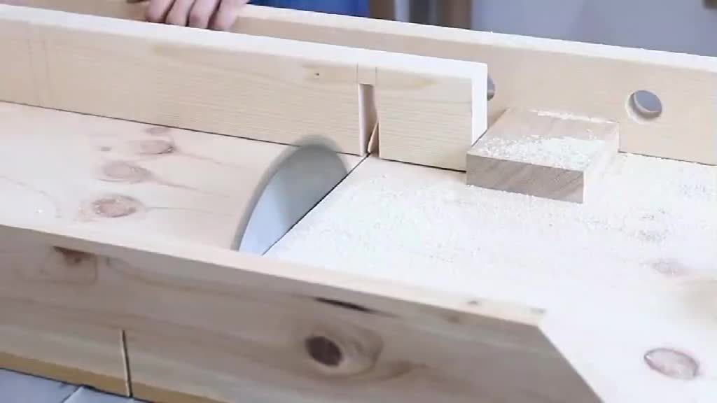 看韩国木匠是怎样在墙壁上打造安装木架的