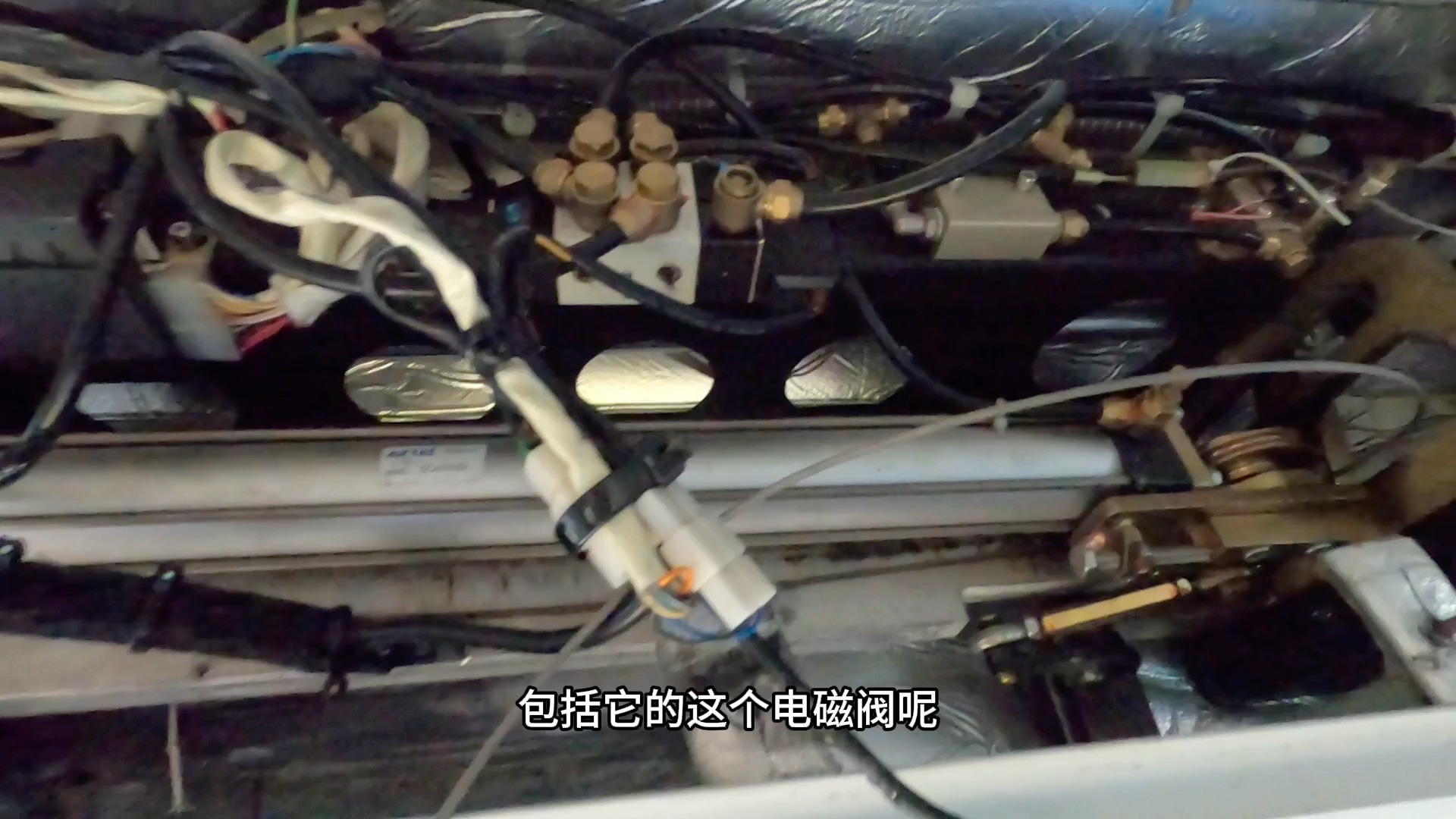 实拍宇通客车十米金砖塞拉门机构!