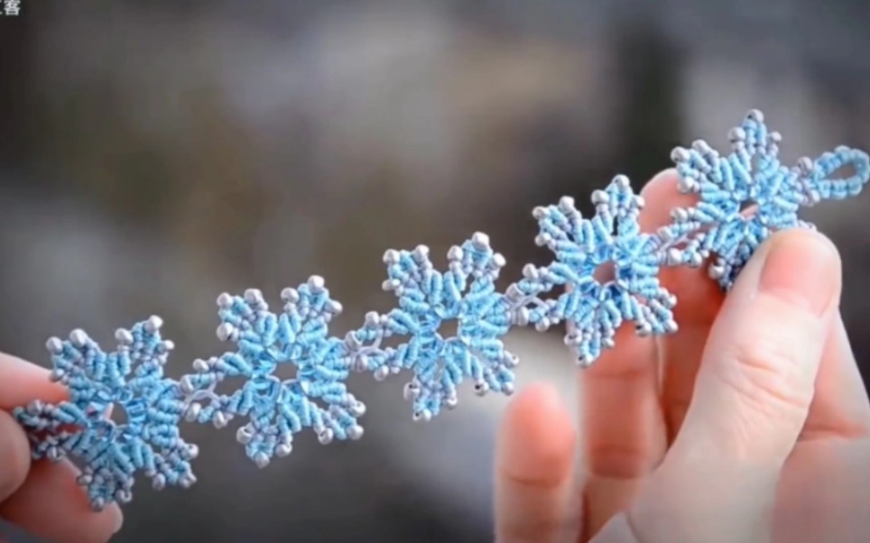 素雅有韵味的雪花手链编织教程 这样一条与众不同的手绳 学会了成就...