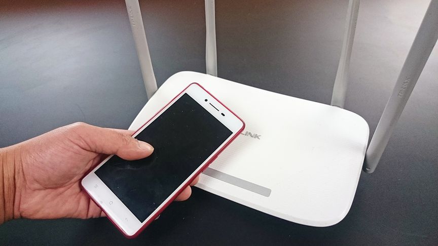 原来提高无线信号这么简单,路由器上放一张纸,上网速度立马变快