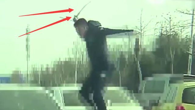 山东青岛一女子不满别车变道下车打人 遭男子木棍还击 倒地不起