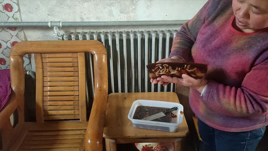 农村大姐熬肉皮冻,怎样处理猪皮才能熬出好皮冻?不腻还好吃
