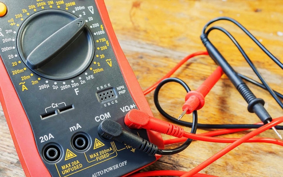 电工入门怎么学万用表?每个档位都演示的清清楚楚,真怕你学不会