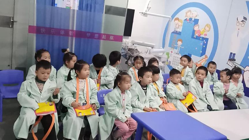 瞧瞧小朋友们的社会体验活动