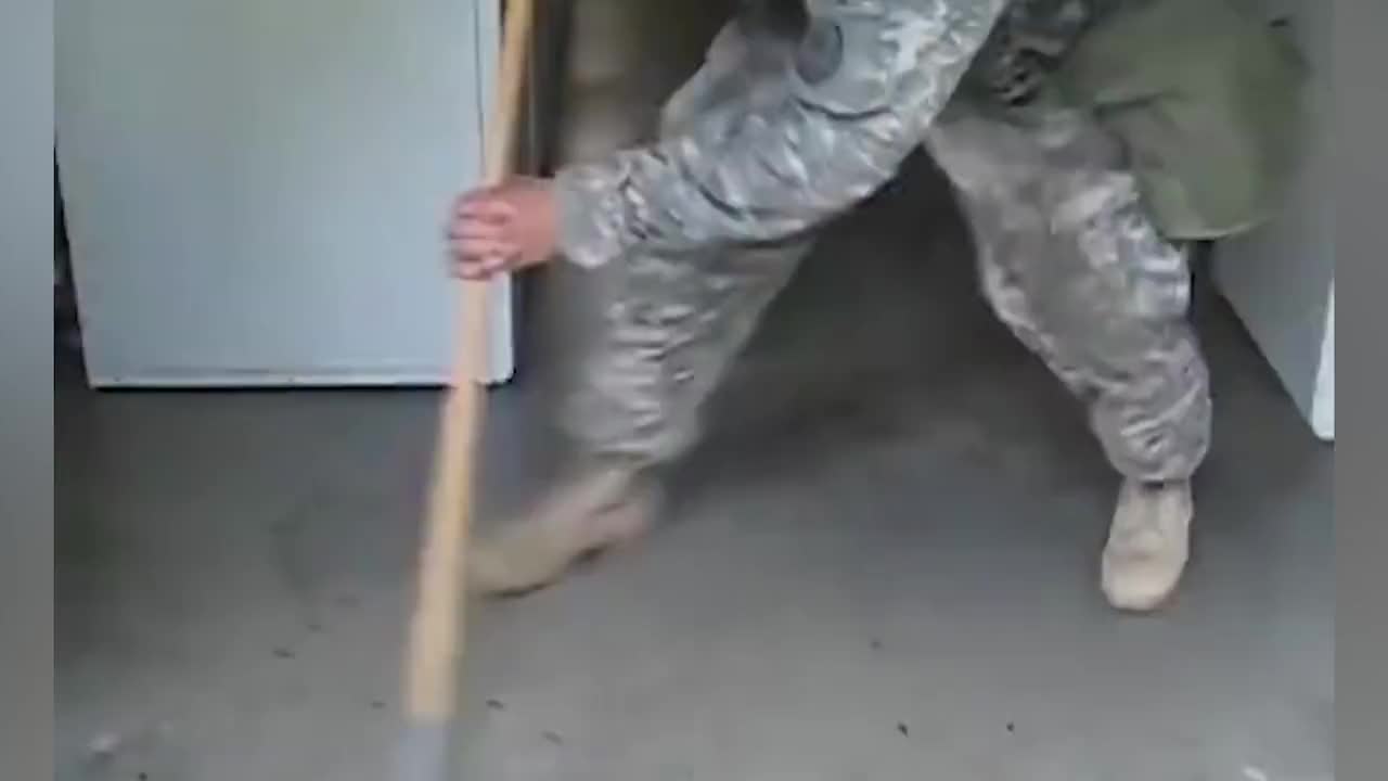 俄罗斯硬核骚操作,让特种兵给自己打扫房间,全副武装打疫苗!#俄罗斯 #...