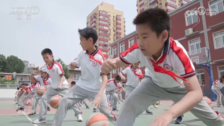 焦点访谈:让孩子们跑起来