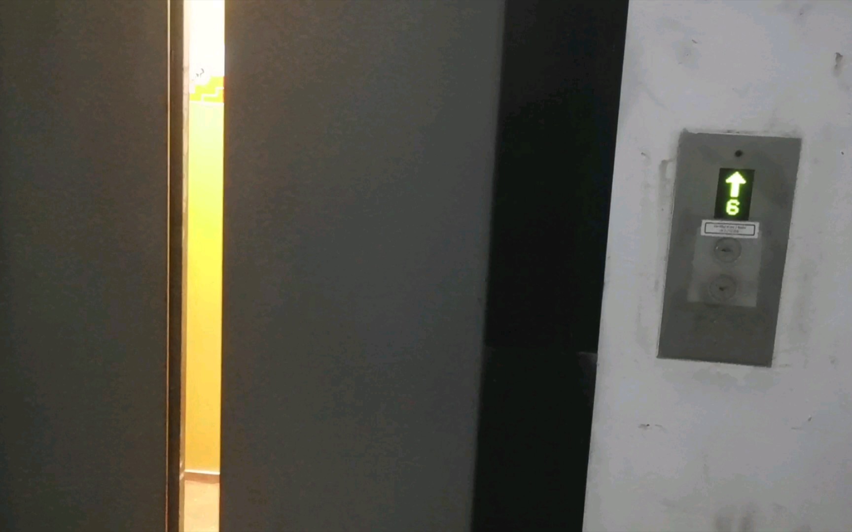 这电梯竟然自己玩起来了!