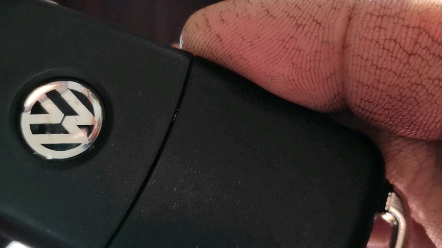 大众桑塔纳两厢车钥匙电池跟换