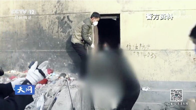 小孩捡爆竹捡出公厕冰冻尸体 致命刀伤浑身赤裸 最后来电直指真凶