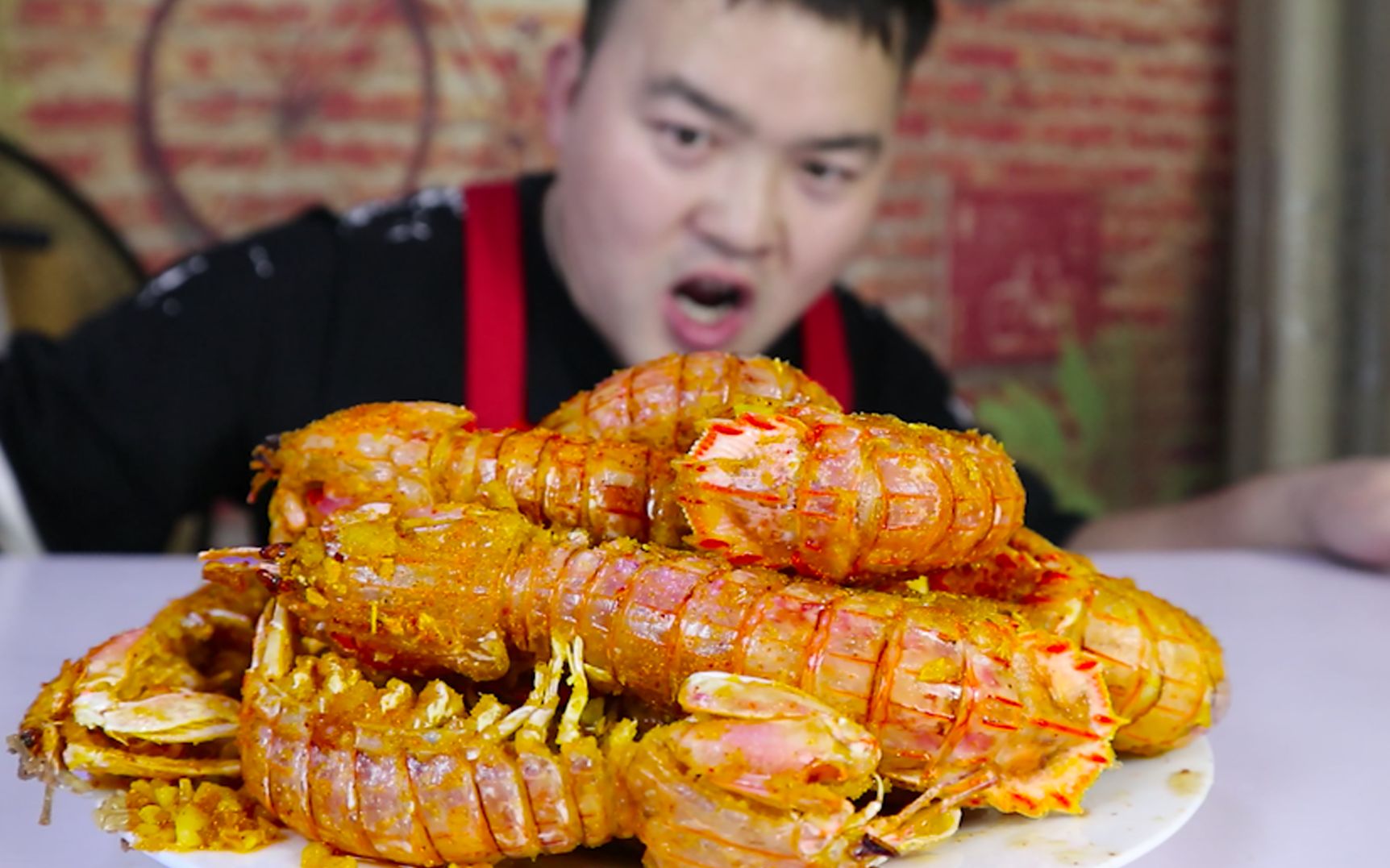 98买二斤虾爬子,炸一盘椒盐皮皮虾,美食猫大口吃虾真过瘾