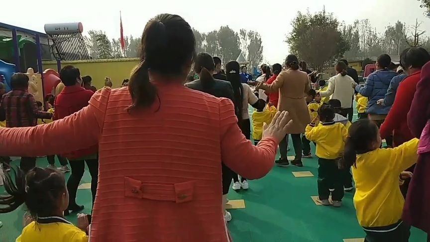 学校开秋季运动会,游戏互动环节,家长们花样百出,太搞笑啦!